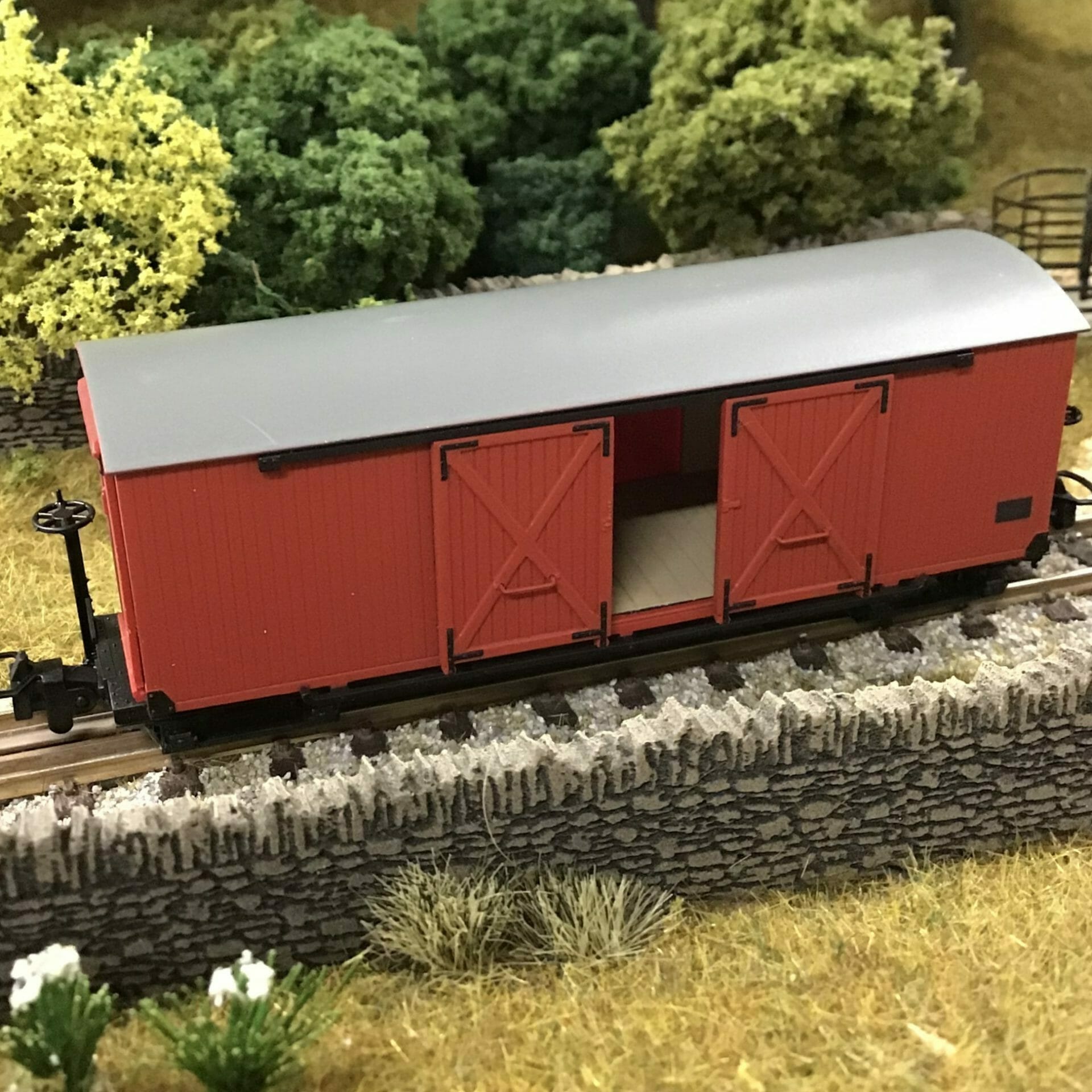 Bachmann Narrow Gauge 393-027 – Bogie Covered Goods Wagon – LCLR ...